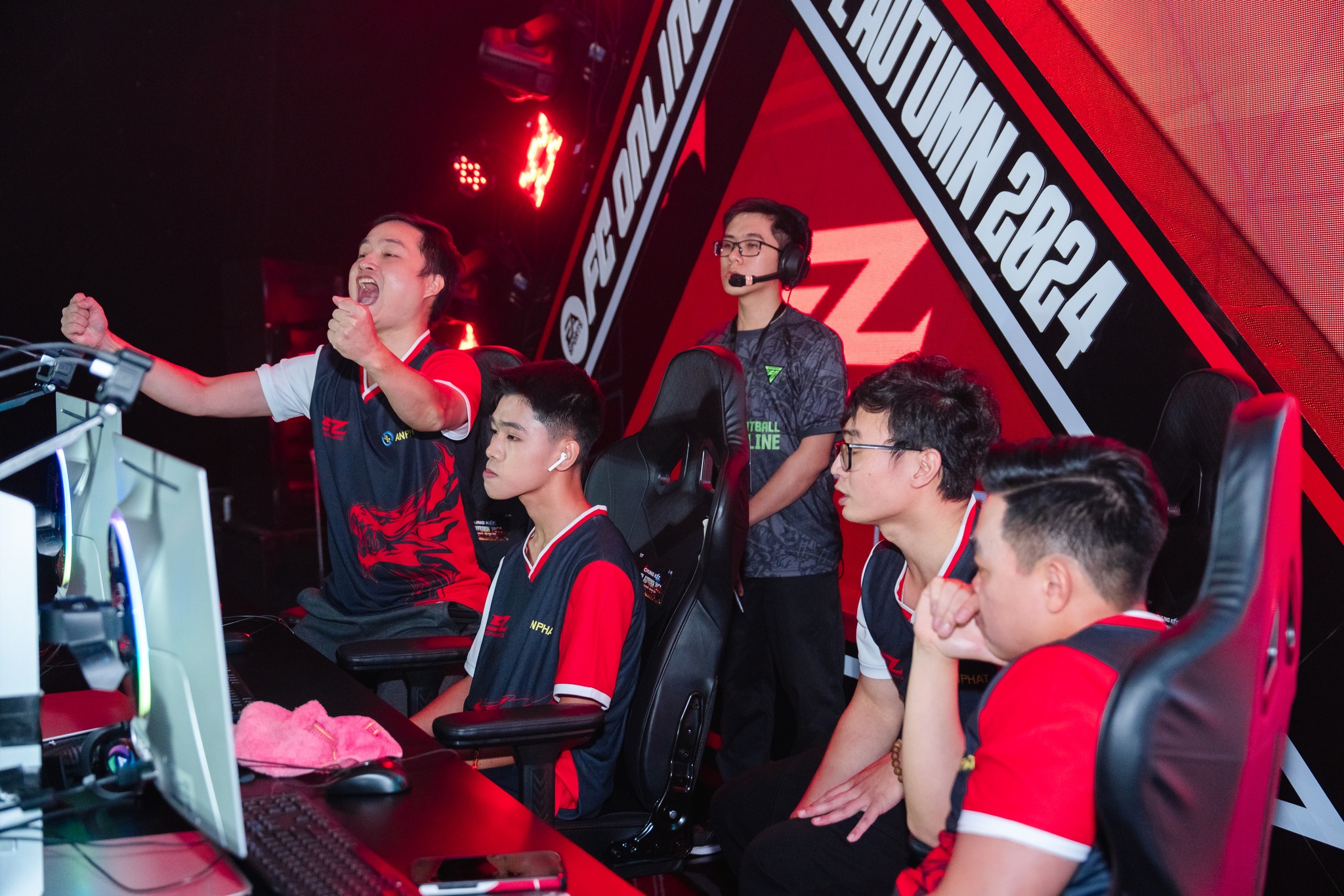 WELCOME TO FC ONLINE – [TỔNG KẾT GIẢI ĐẤU] EZ GAMING NẮM LẤY CƠ HỘI, TRỞ THÀNH NHÀ VÔ ĐỊCH FVPL ...